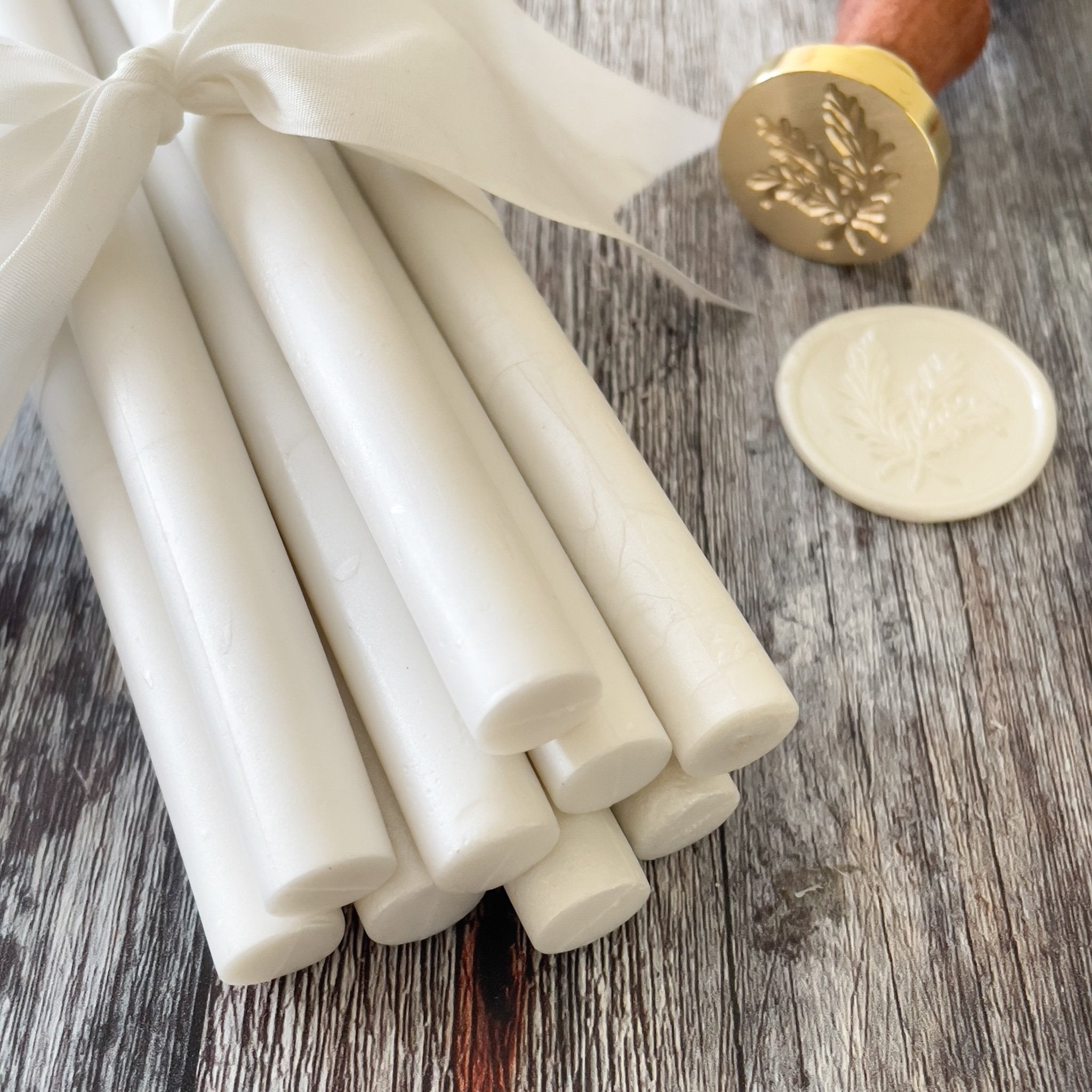 pearlised-ivory-sealing-wax-337161.jpg?v=1725970917